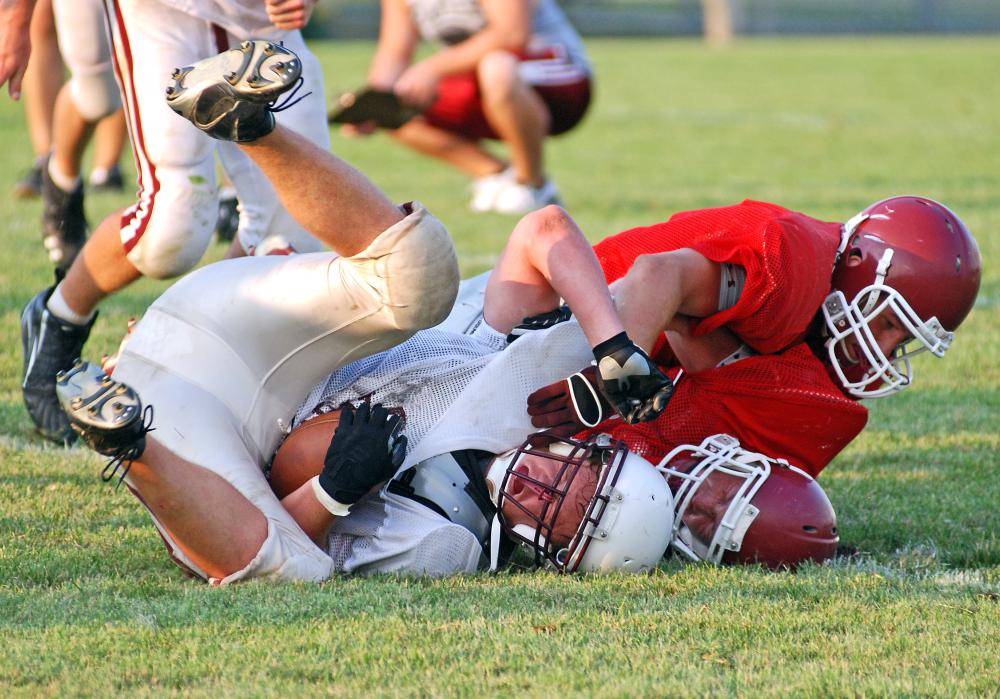 What are the 3-4 and 4-3 Defenses in Football? (with pictures)